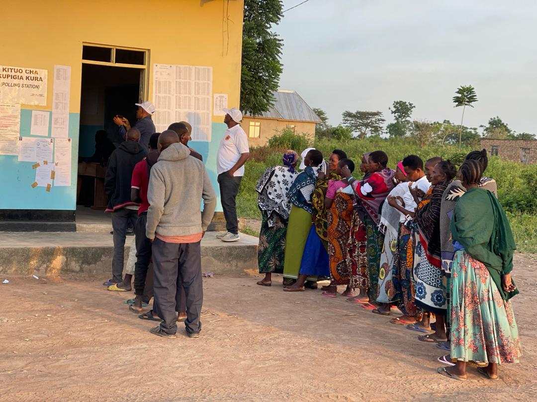 WANANCHI WAJITOKEZA KUPIGA KURA KUMUCHAGUA DIWANI SENGEREMA. - LAJIJI MEDIA