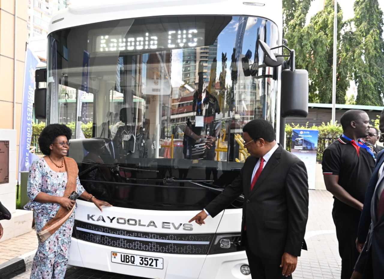 WAZIRI MKUU AKAGUA BASI AINA YA KAYOOLA EVS - LAJIJI MEDIA