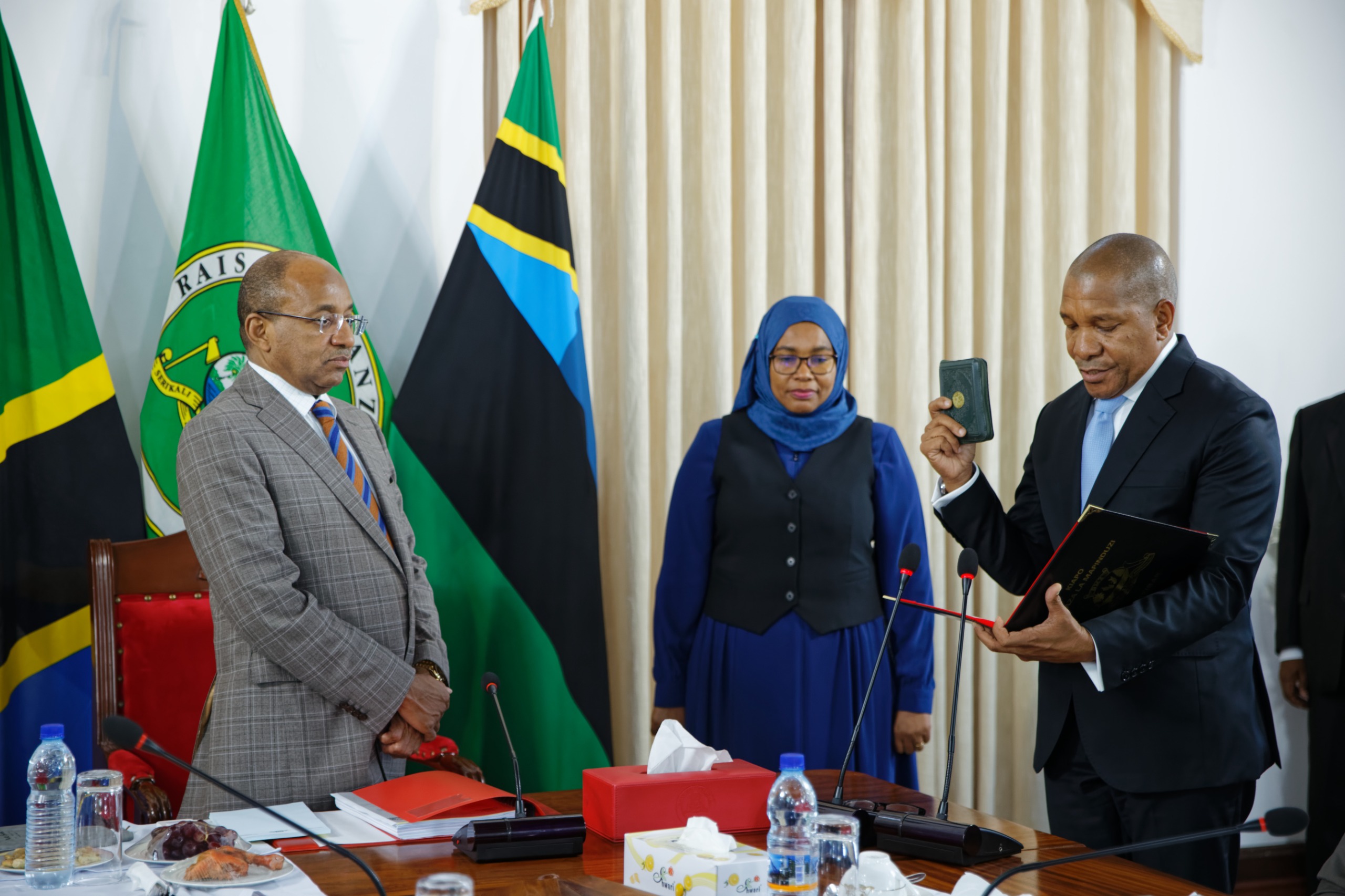 RAIS WA ZANZIBAR DK. MWINYI AMEMUAPISHA SHARRIF ALI SHARRIF - LAJIJI MEDIA