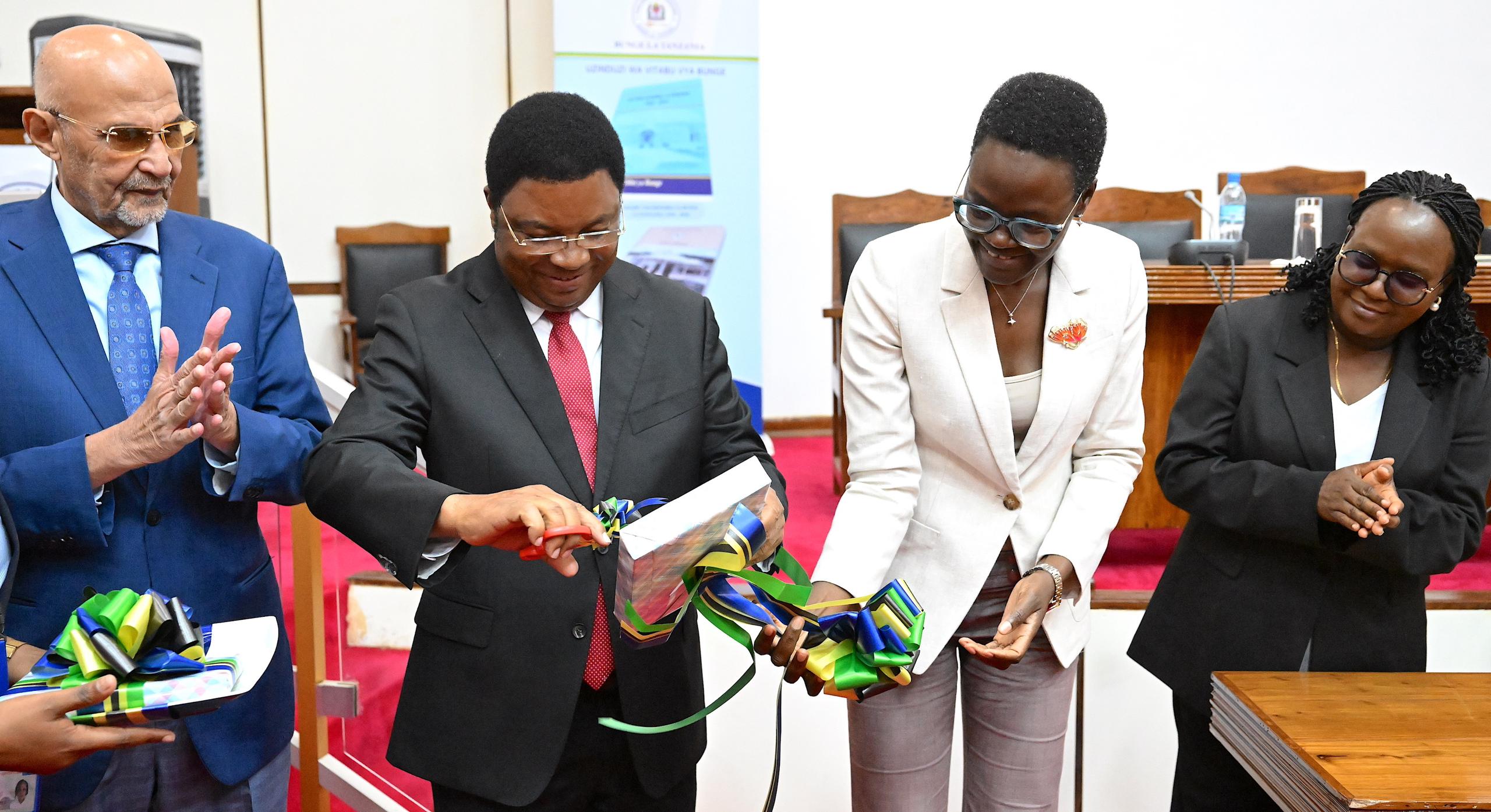 WAZIRI MKUU AZINDUA VITABU VYA HISTORIA YA BUNGE - LAJIJI MEDIA