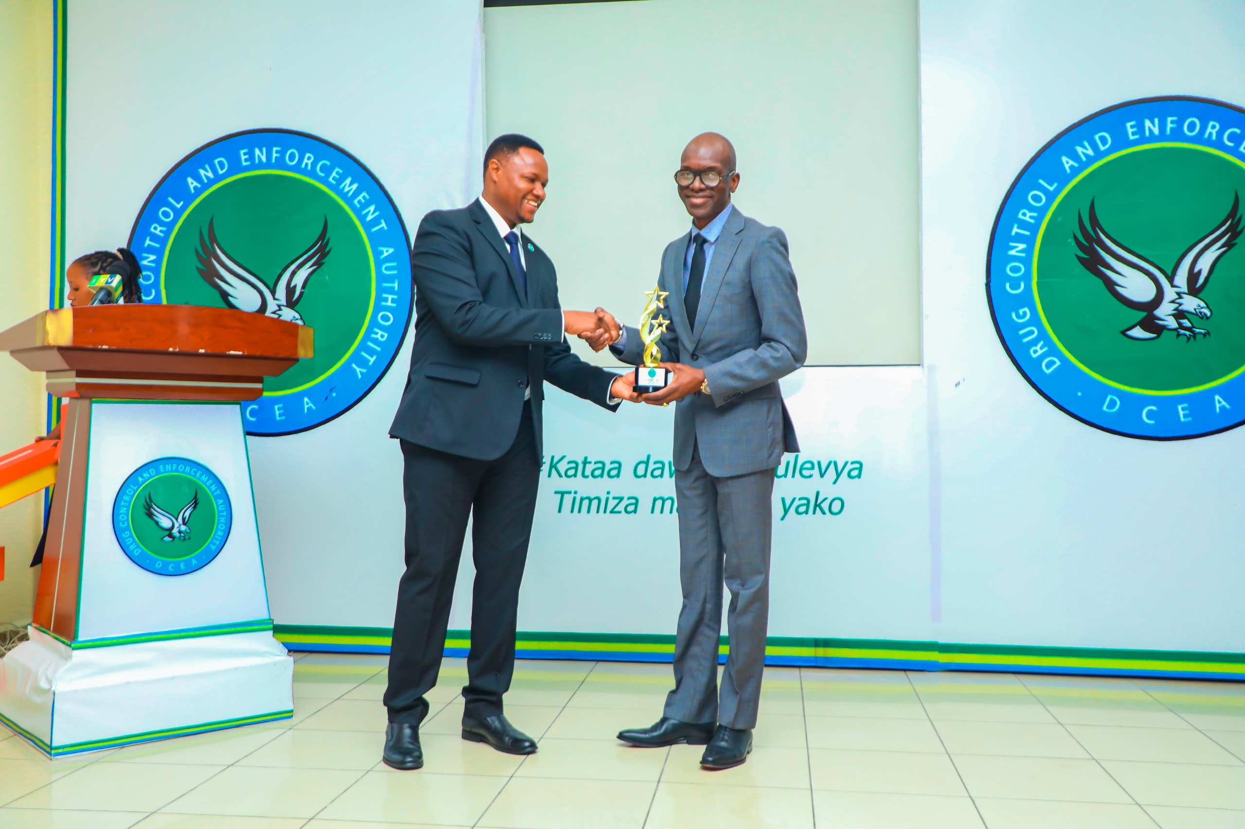 MUHIMBILI YAPEWA TUZO YA KUZUIA NA KUPAMBANA NA MADAWA YA KULEVYA ...