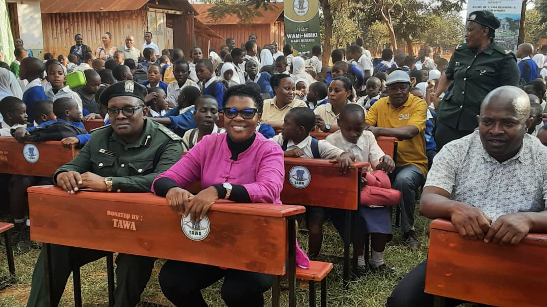 TAWA YATOA MSAADA WA MADAWATI SHULE YA MSINGI CHANGARAWE WILAYANI ...