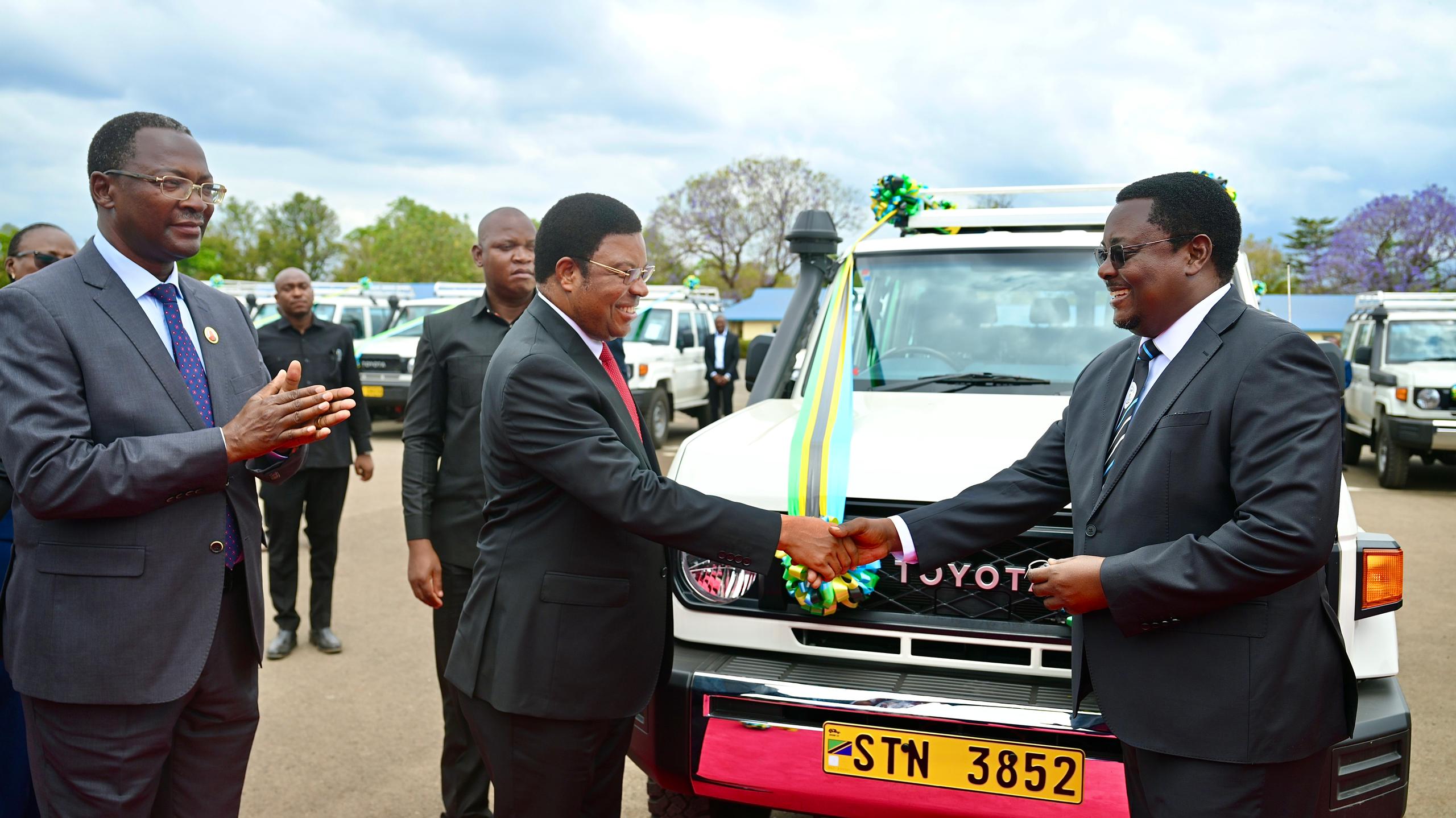 WAZIRI MKUU AIKABIDHI TAKUKURU MAGARI 88 - LAJIJI MEDIA