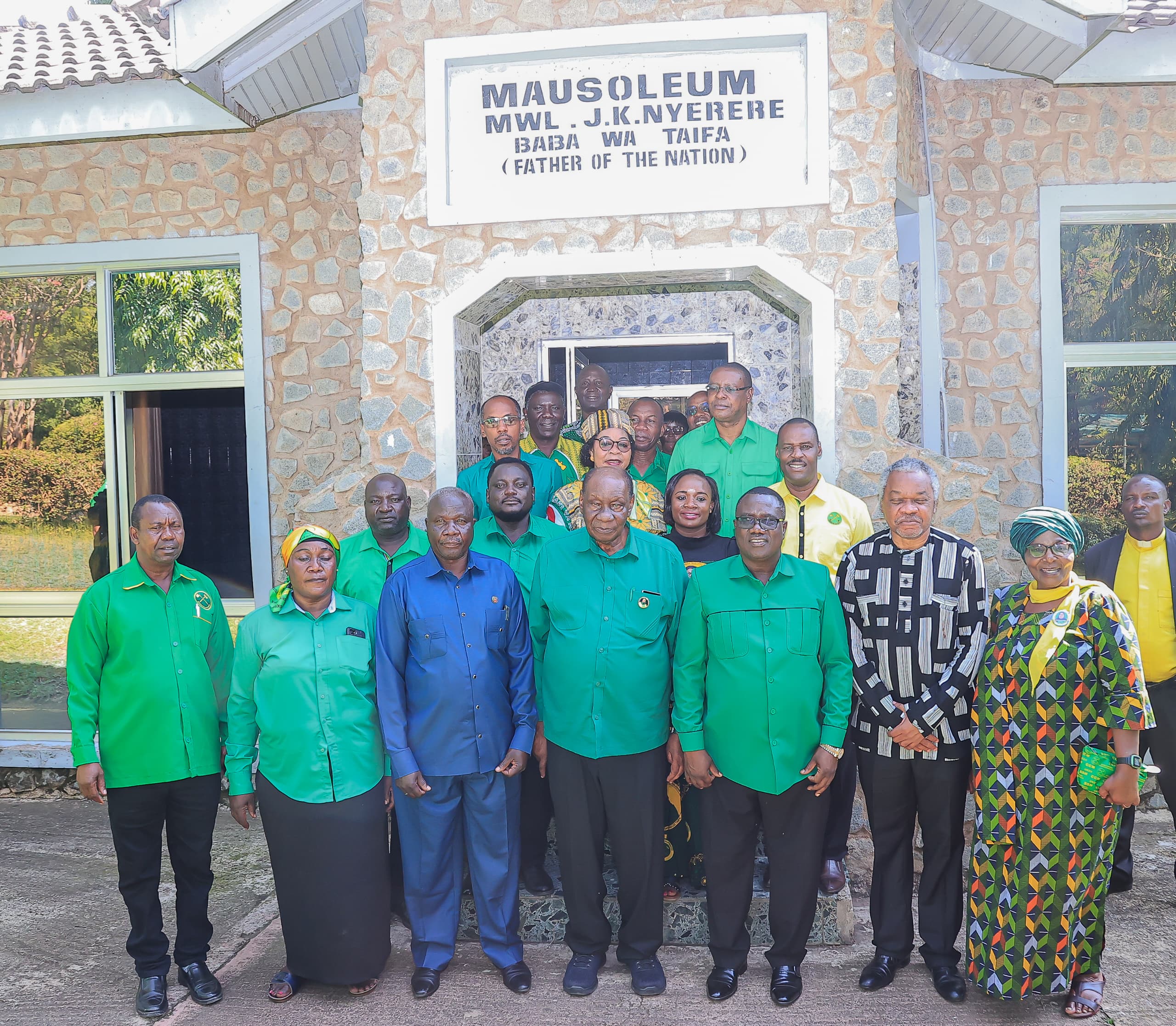 WASSIRA ATEMBELEA KABURI LA BABA WA TAIFA MWL. JULIUS NYERERE BUTIAMA ...